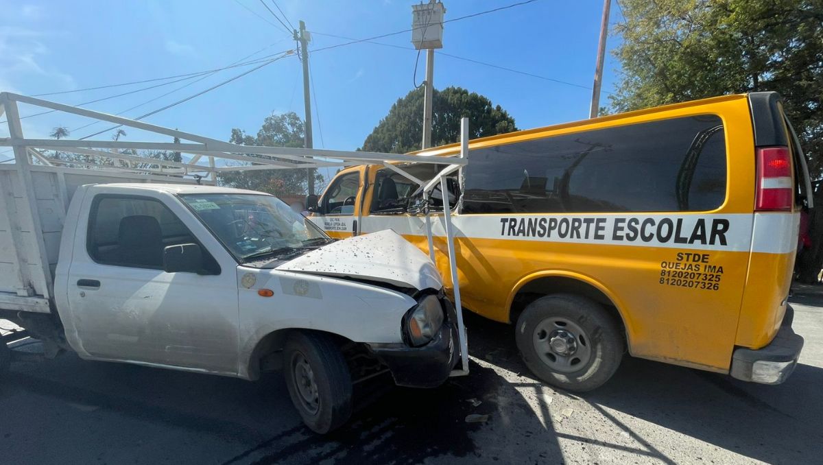 Choque entre camioneta y transporte escolar deja dos menores lesionadas ...