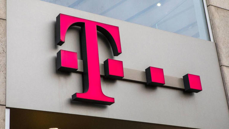 T-Mobile drops 2 new phone plans to stop customers from fleeing