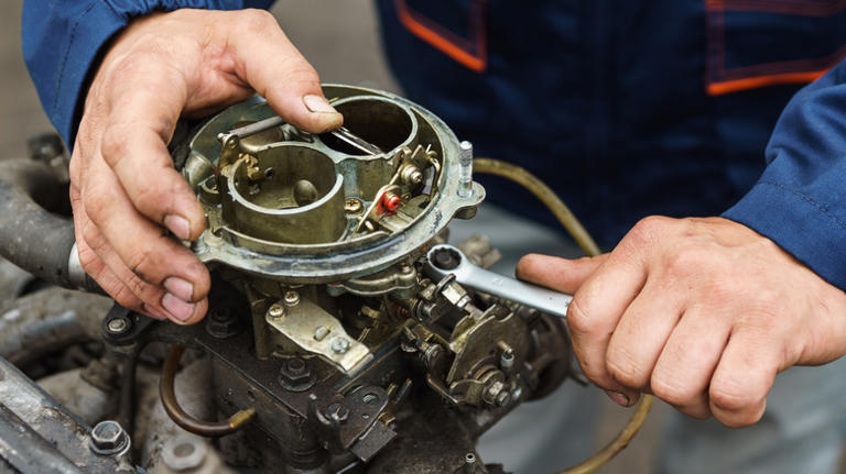 How to clean a carburetor, with or without removing it