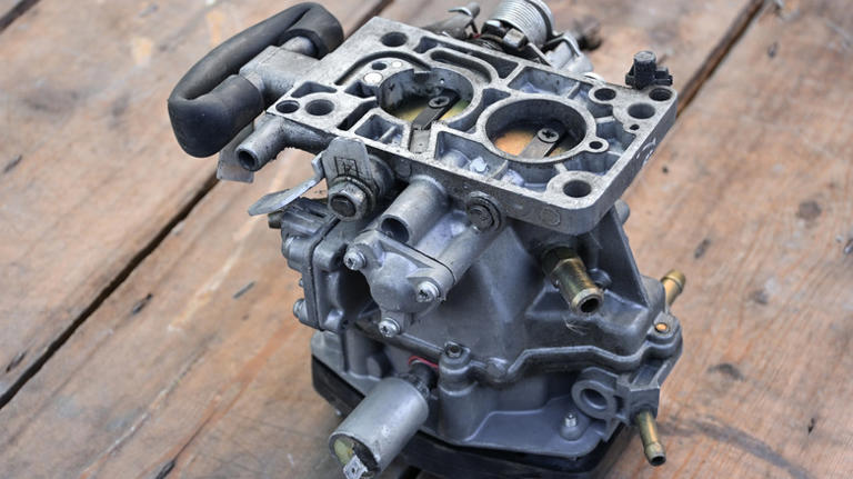 How to clean a carburetor, with or without removing it