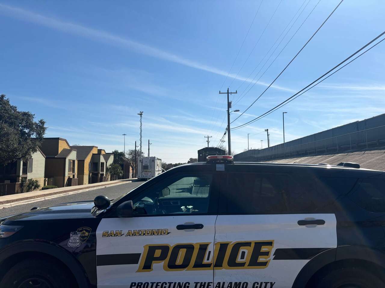 Police surround barricaded suspect at Northwest Side apartment