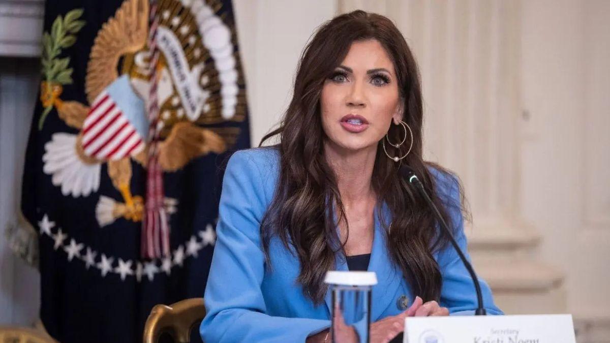Kristi Noem slammed for pointing gun at ICE agent’s head in viral clip ...