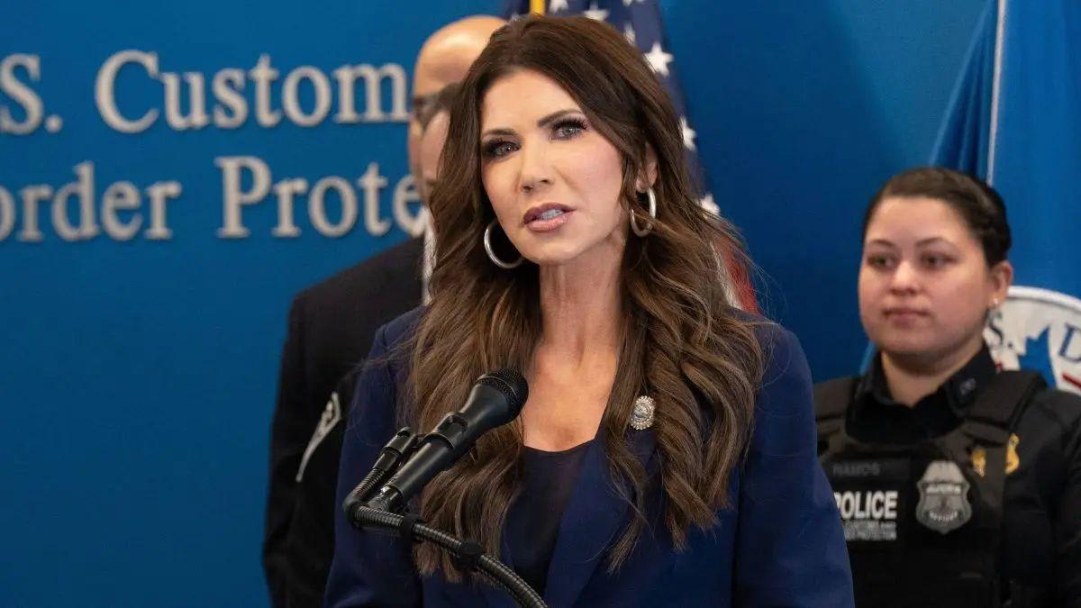 Kristi Noem slammed for pointing gun at ICE agent’s head in viral clip ...