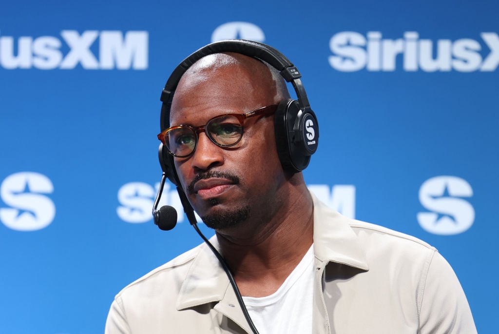 Vernon Davis accused of assaulting woman, throwing books and magazines ...