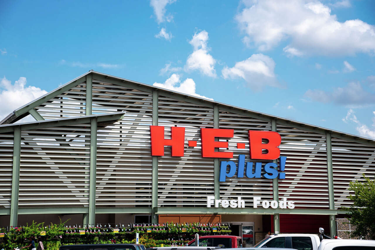 Who are H-E-B's biggest Texas rivals, and have they set up shop in Austin?