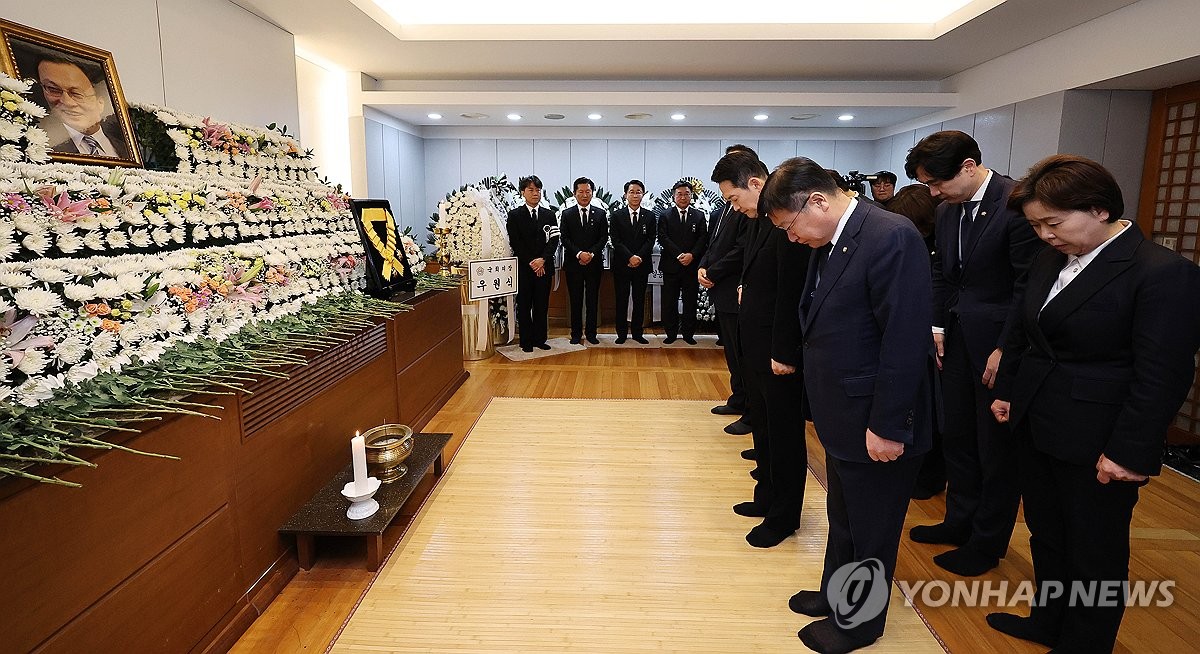 Opposition leader mourns death of ex-PM Lee Hae-chan