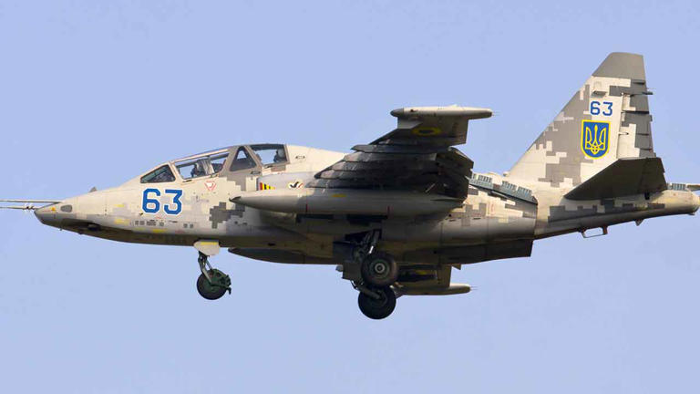 Video shows the moment a Ukrainian Su-25 is shot down by a long-range ...