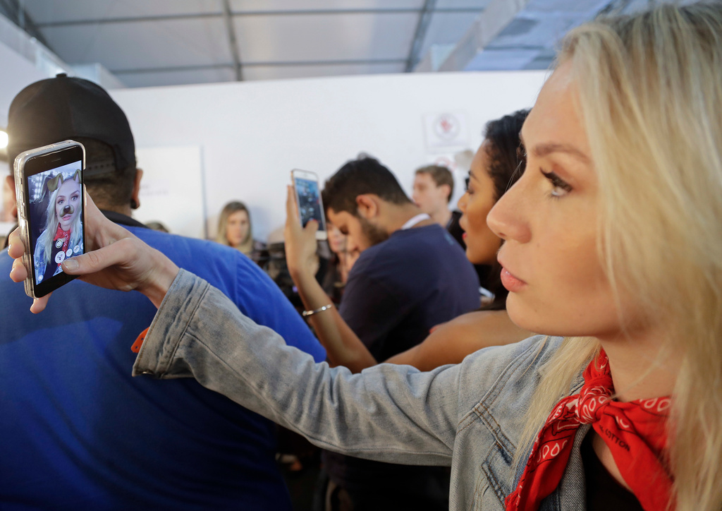 As an uncertain 2026 begins, virtual journeys back to 2016 become a trend