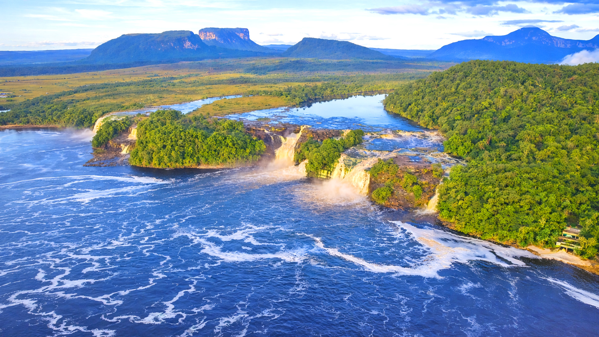 Naturaleza virgen en las cataratas de la laguna de Canaima