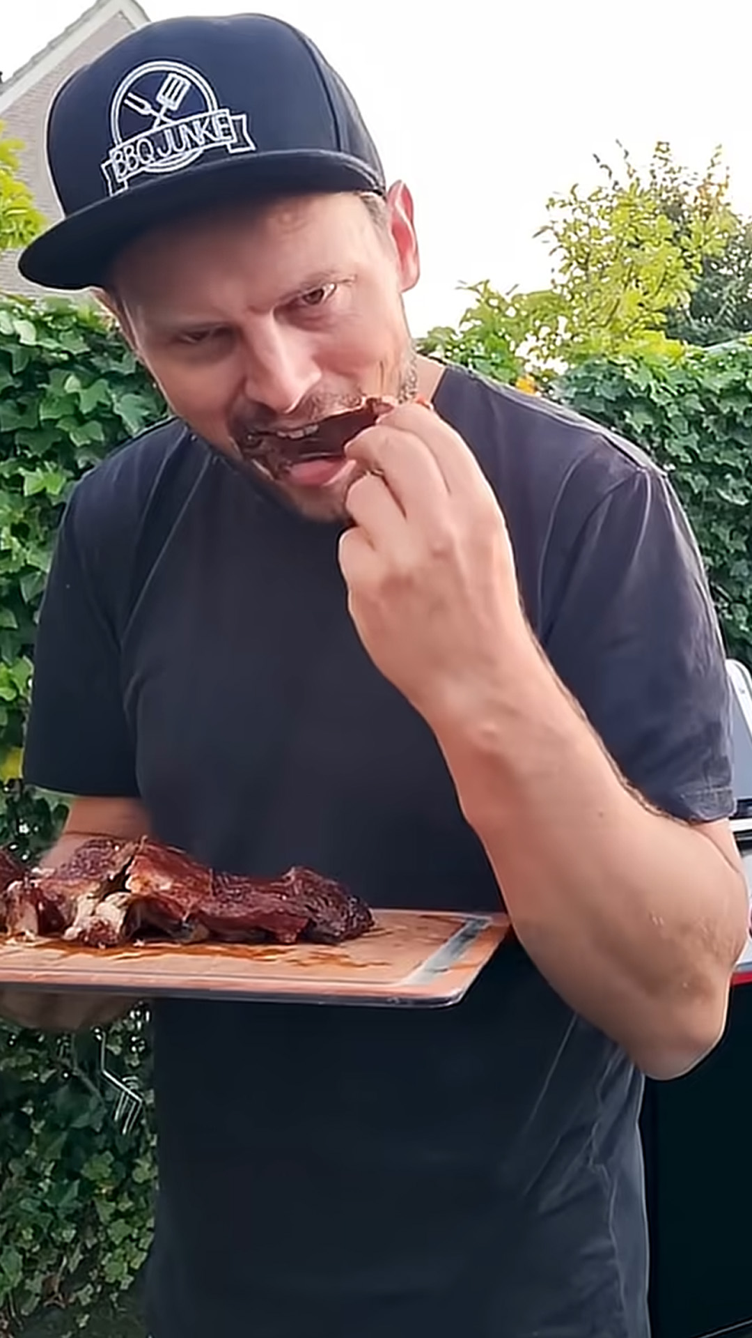 Spareribs zo gaar dat ze van het bot vallen op de barbecue