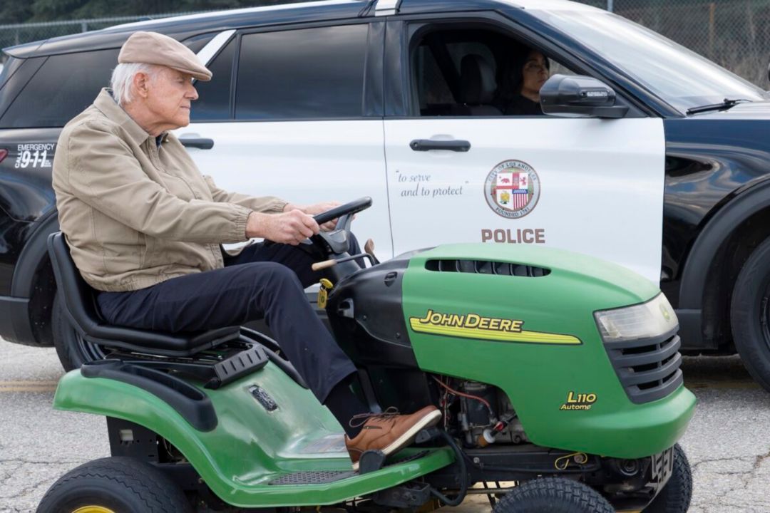 'M*A*S*H' legend Mike Farrell makes heartwarming '9-1-1' appearance