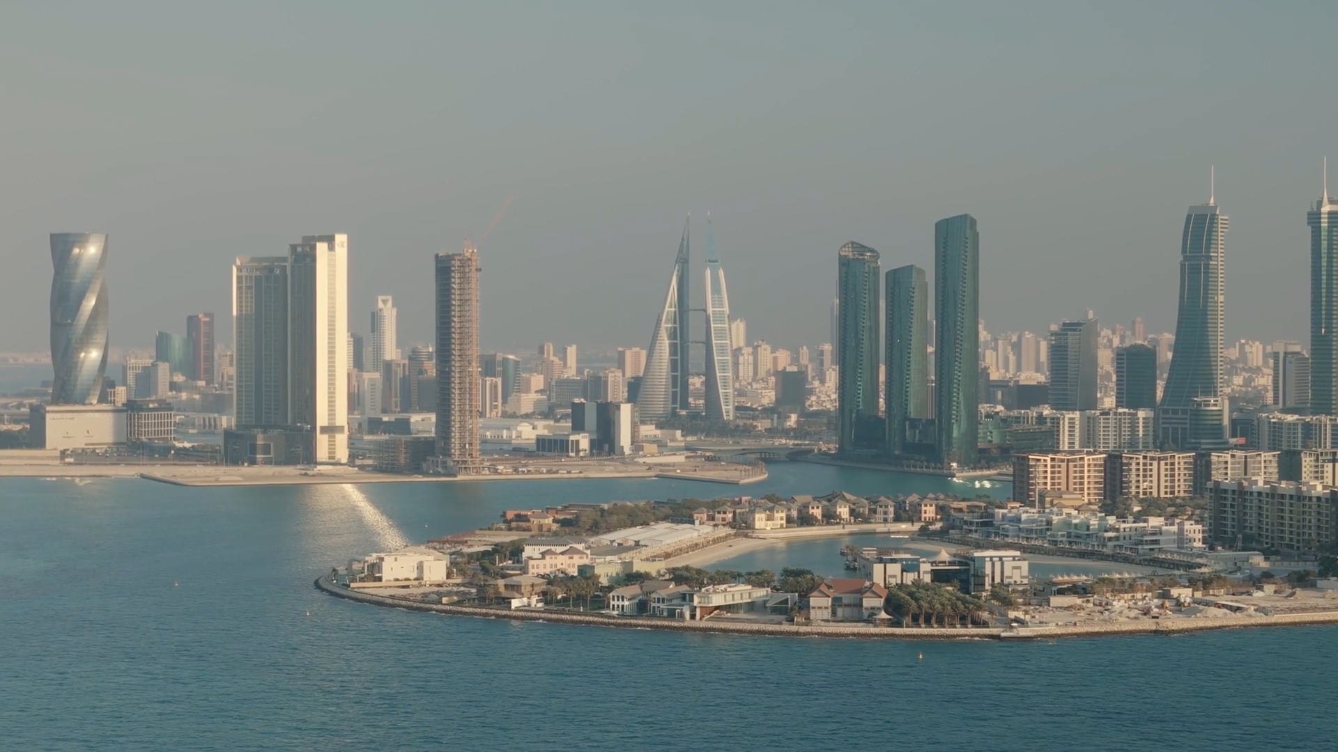 Manama, Bahrain: Drone udforsker skyskraberby i Den Persiske Golf
