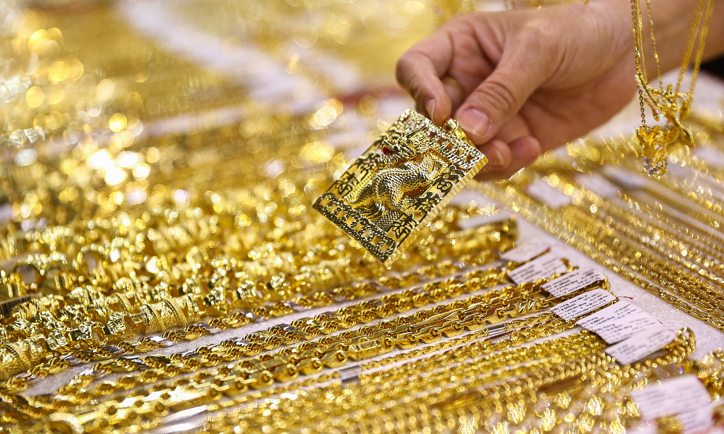 Gold prices drop