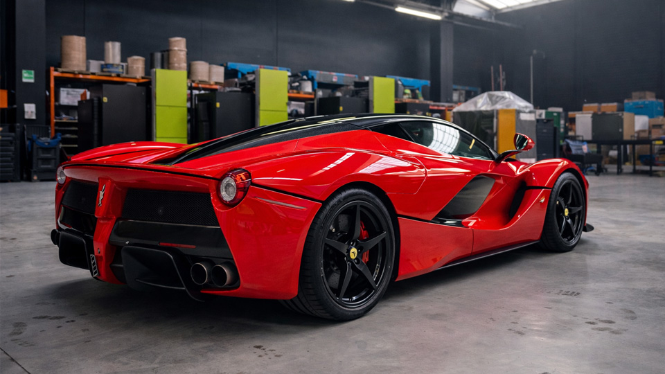 Straight pipe LaFerrari unterwegs