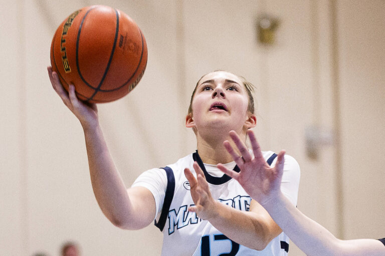 Meadowdale girls stun Murphy with first league loss