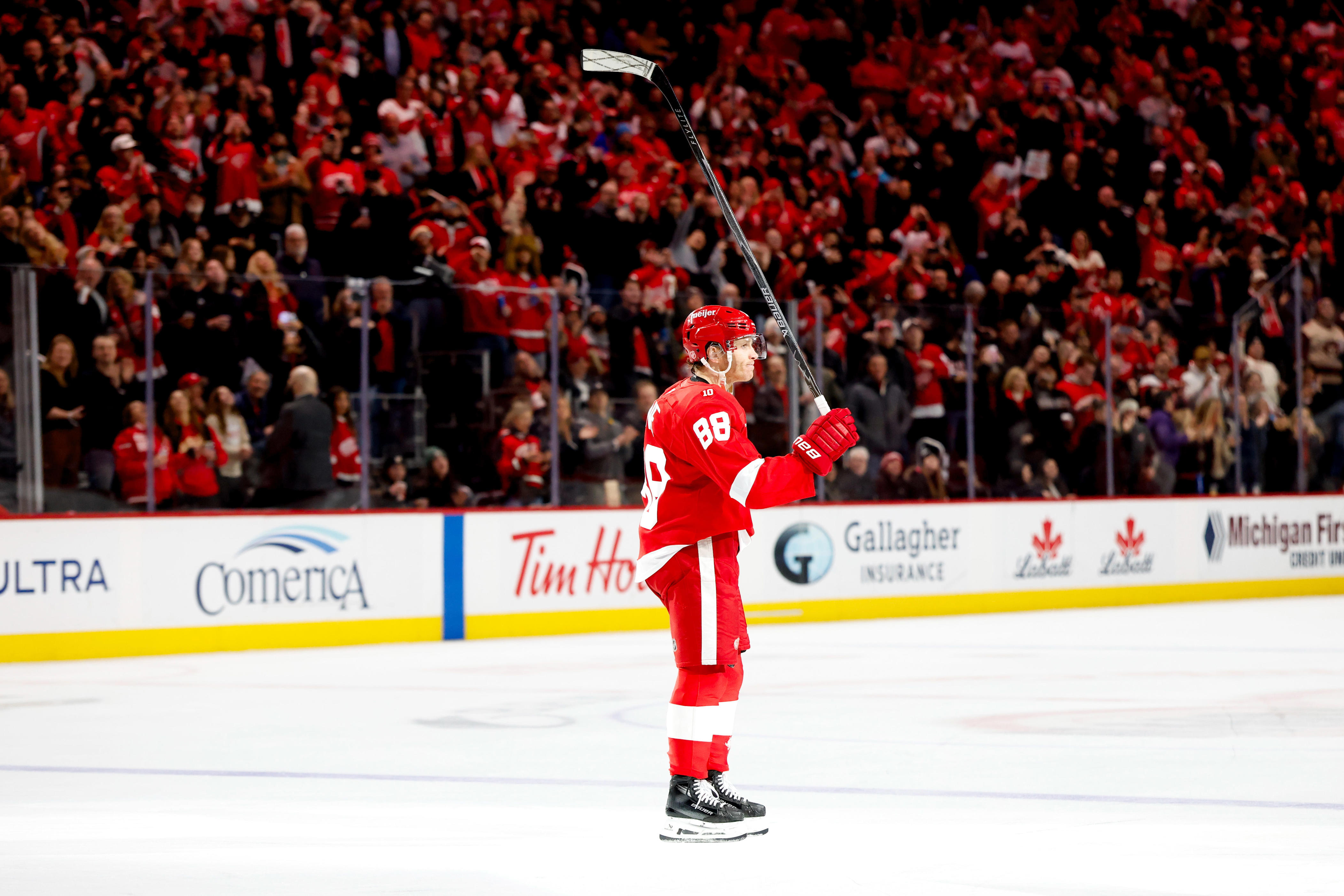 Patrick Kane gets US record, Red Wings surge back in 3rd for SO loss