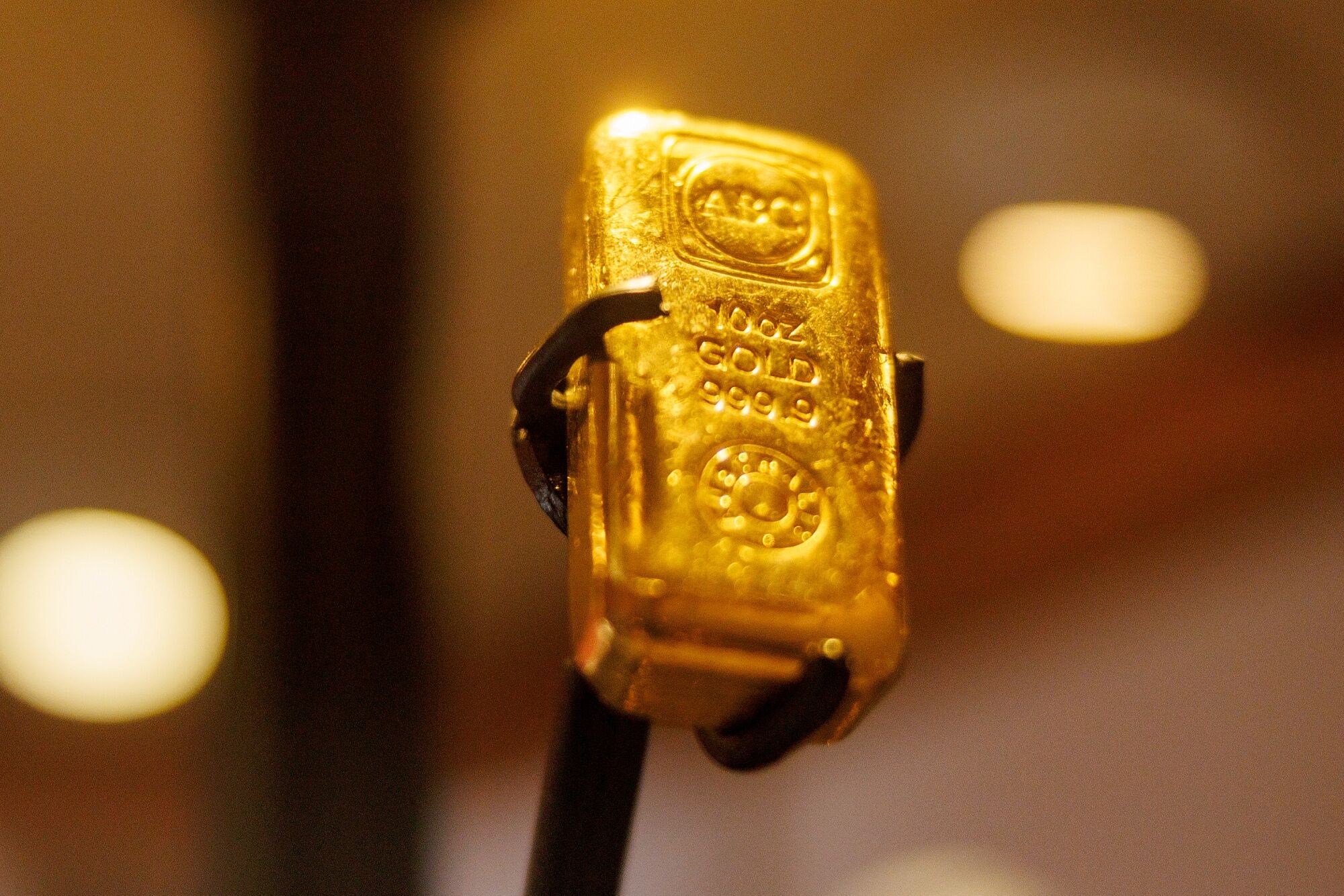 Gold retreats as reports on Trump’s Fed nominee boost dollar