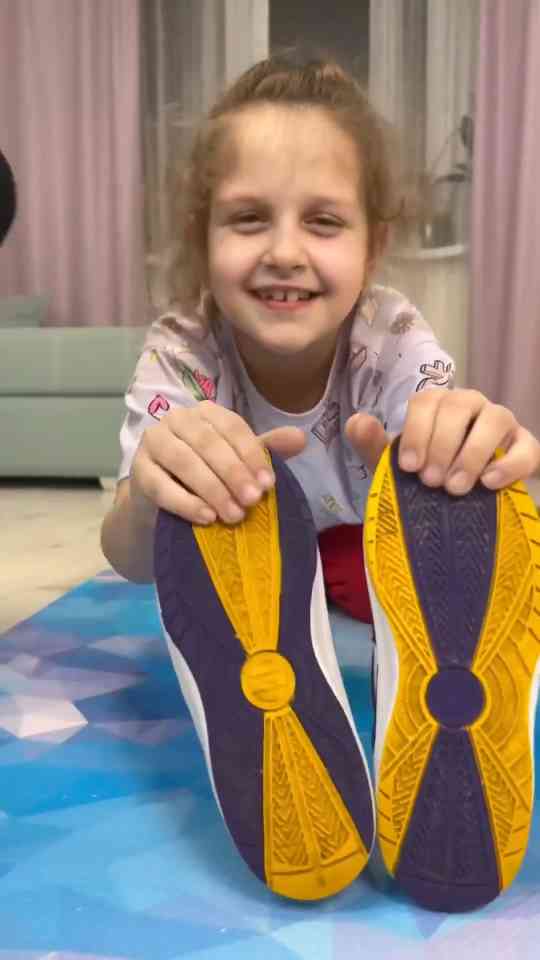 Girl stuns everyone with dad’s flexibility challenge