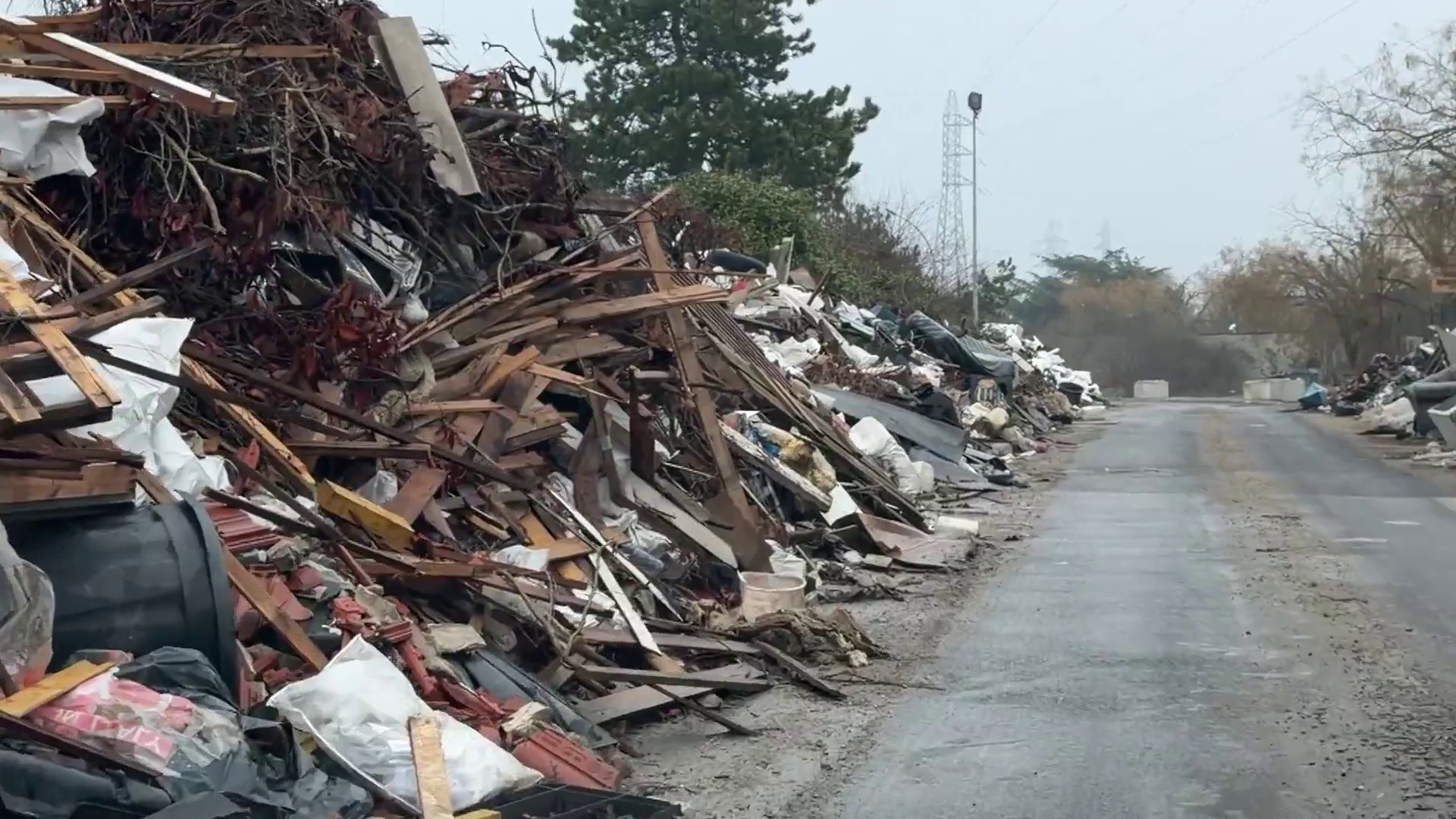 Nanterre : un dépôt sauvage à proximité d'un poste de police