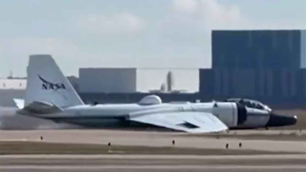 NASA WB-57F-fly foretager mavelanding i Houston efter fejl på ...