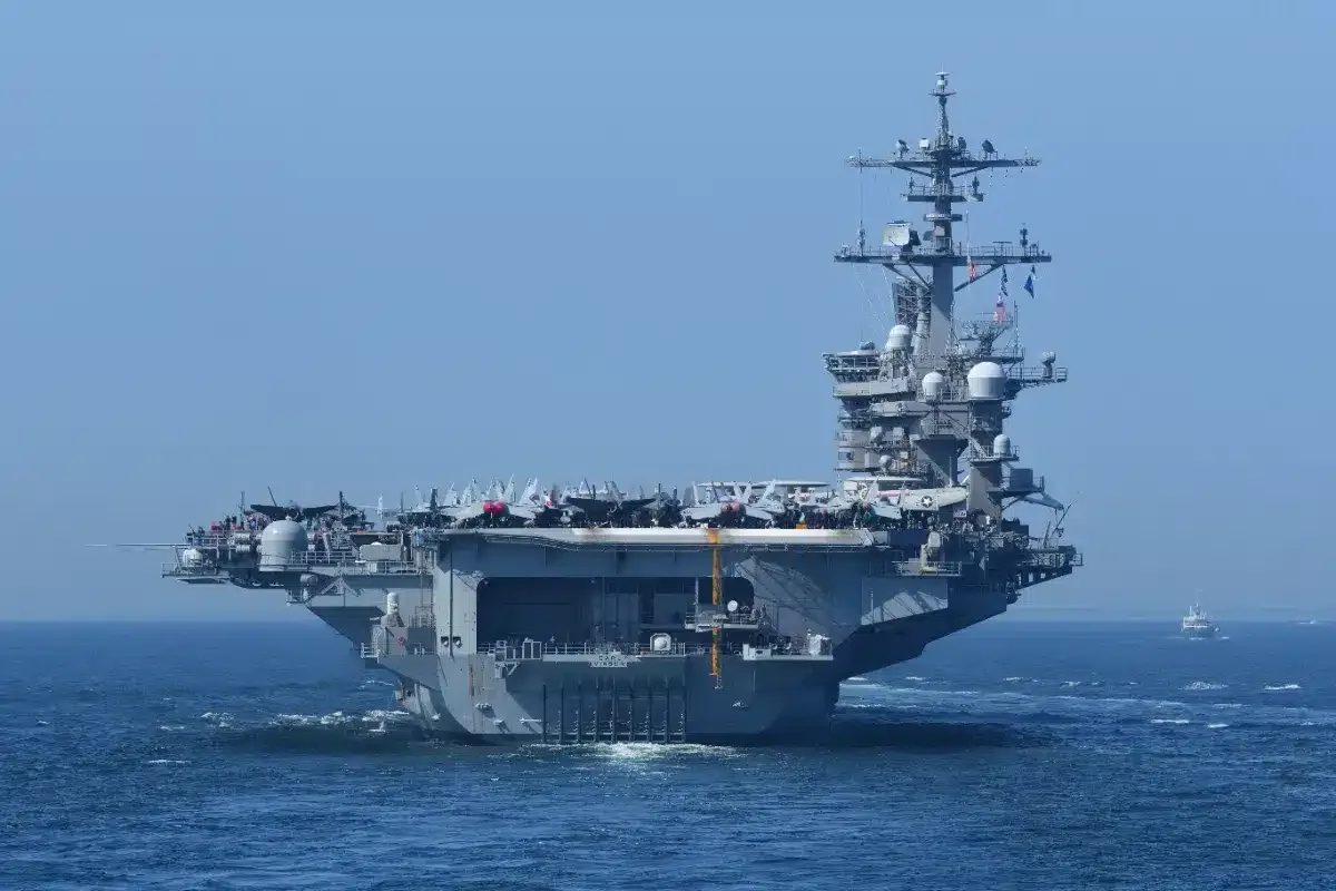 Le superporte-avions USS Abraham Lincoln fait route vers le Moyen ...