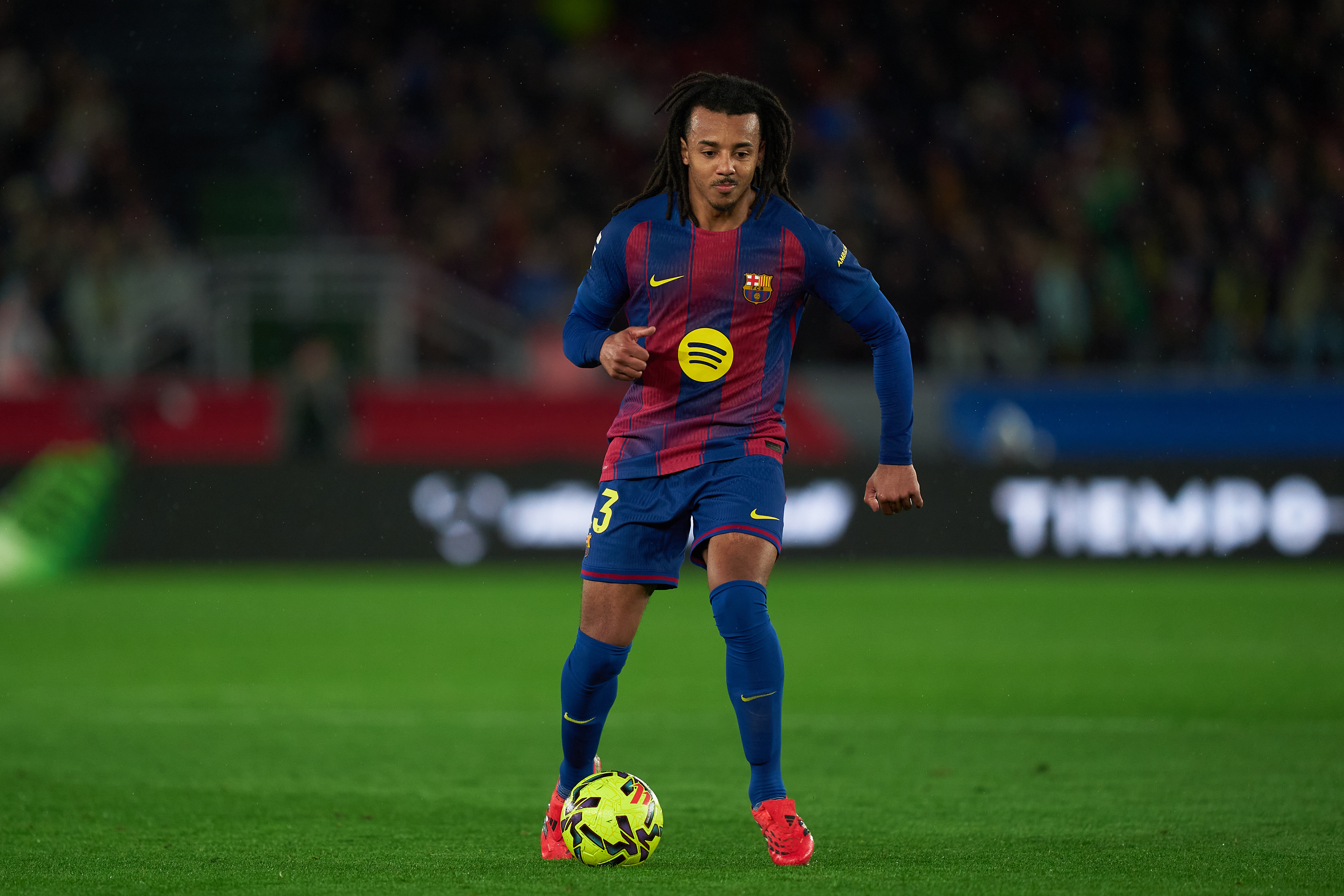 How will Barcelona line up against Elche in La Liga?