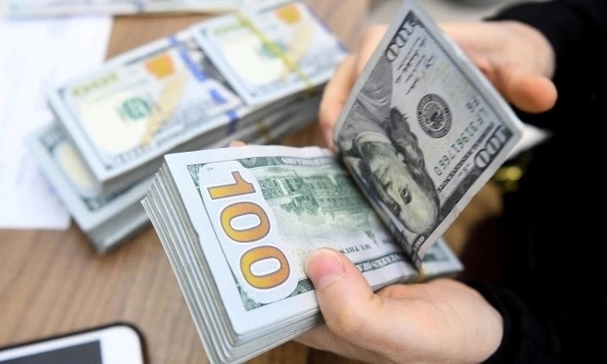 Dollar falls against dong