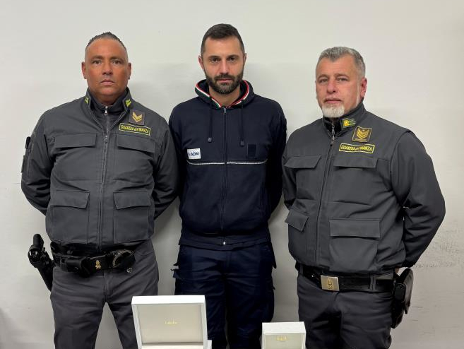 Chiasso. Non dichara gioelli per il valore di 141mila euro. Fermata ...