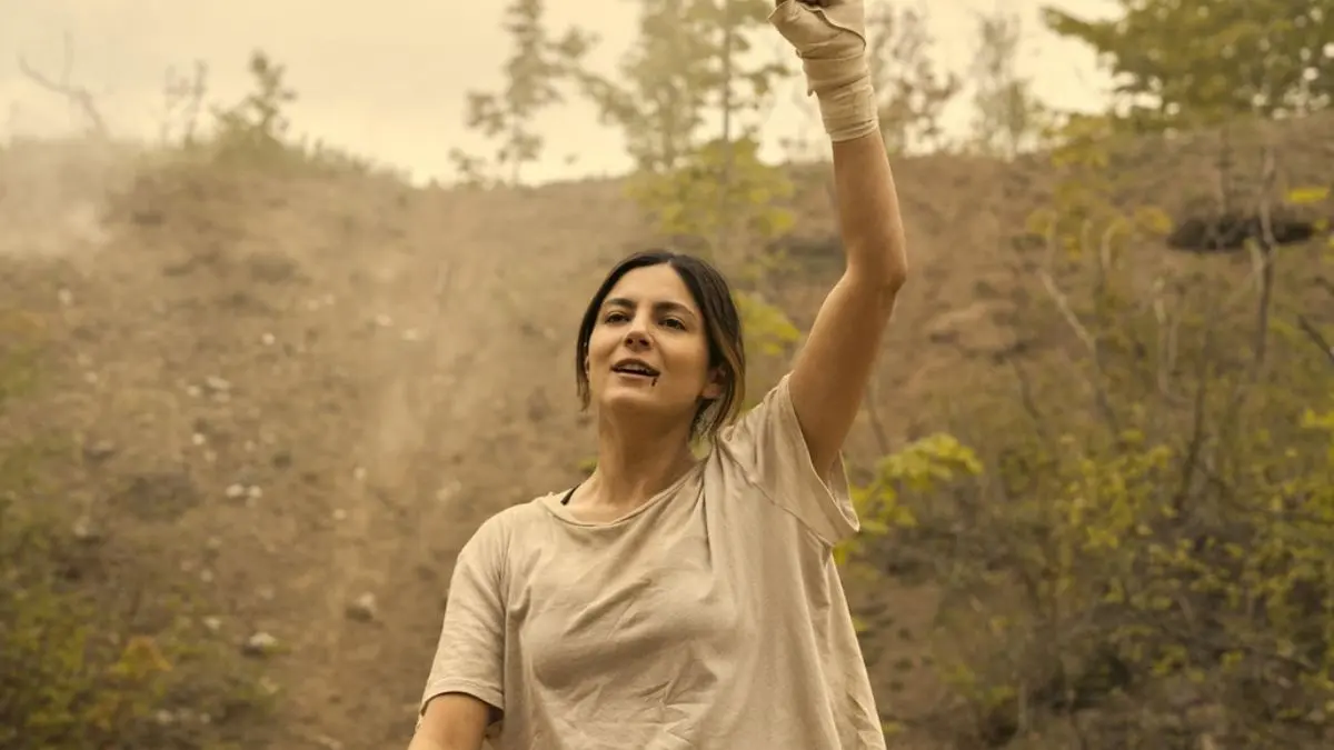 Monica Barbaro floats down the red carpet at the 'Crime 101' premiere