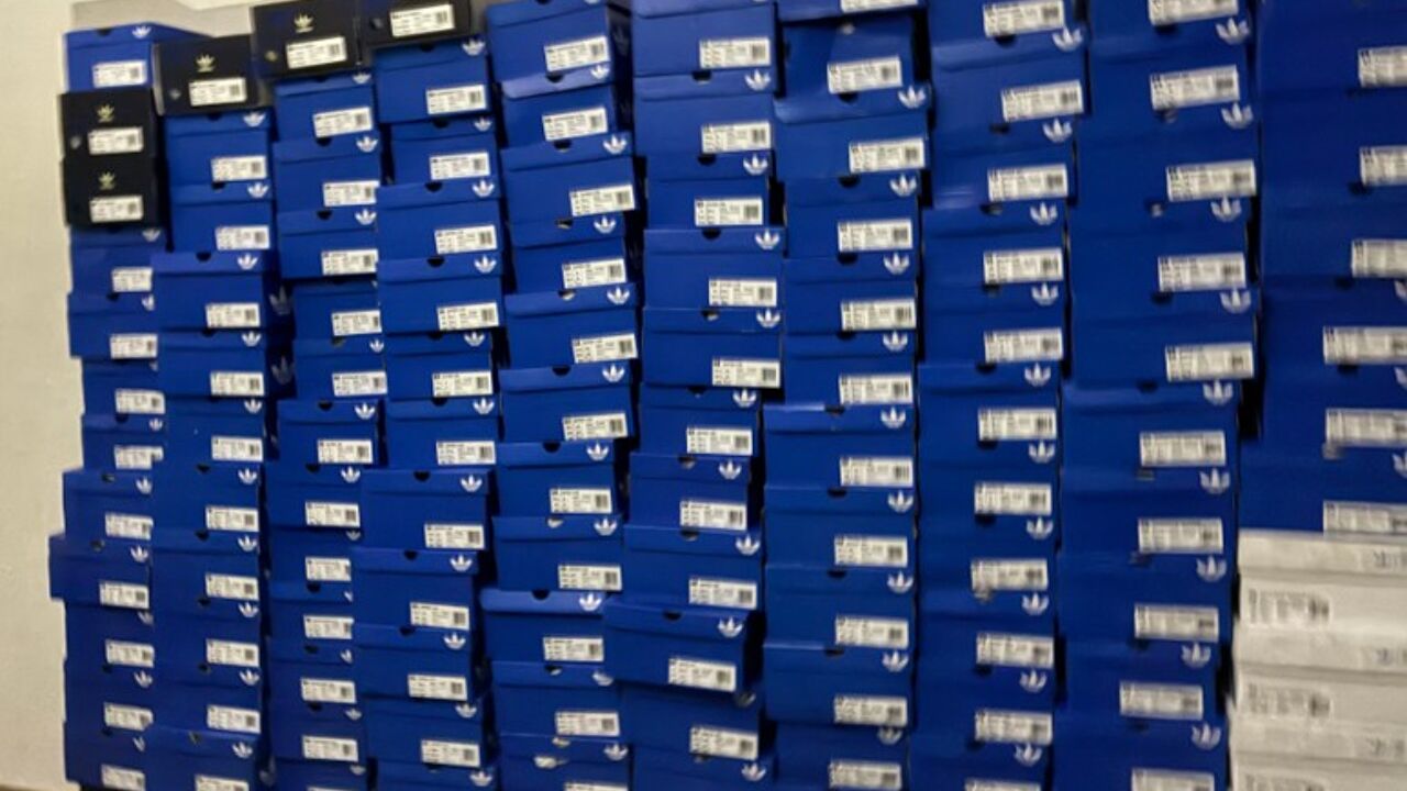 Politie betrapt koeriers die ruim 300 dozen schoenen en merkkledij ...