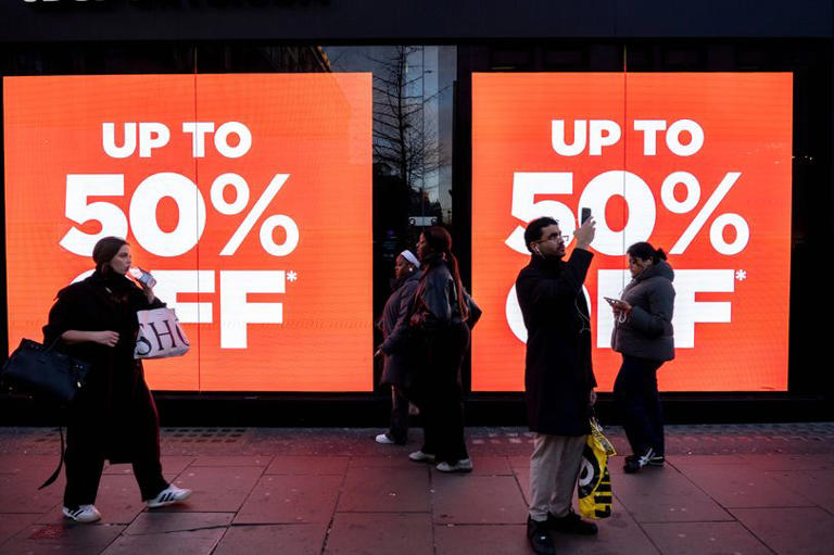High street fashion giant on brink of collapse as administrators brought in