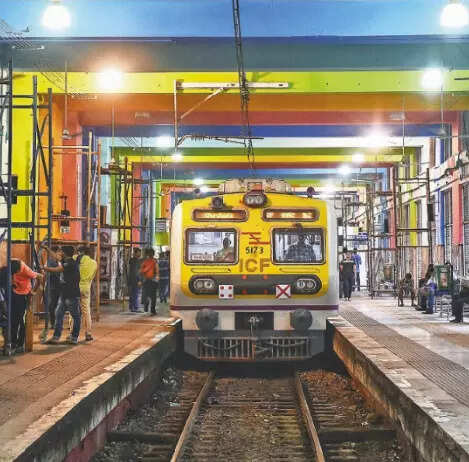 Mumbai local trains get boost: 100 new rakes planned to replace old ...