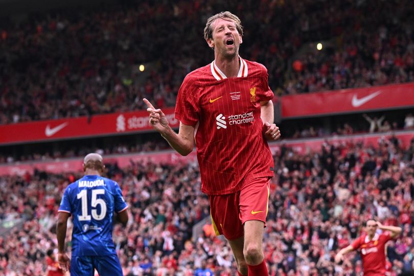 Steven Gerrard sends message to Peter Crouch to mark milestone