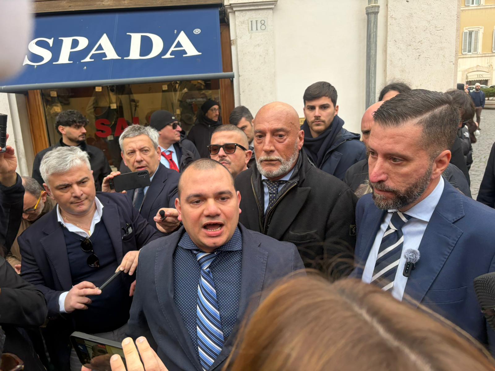 Il blitz di Casapound e Skinhead davanti alla Camera: «Remigrazione per ...