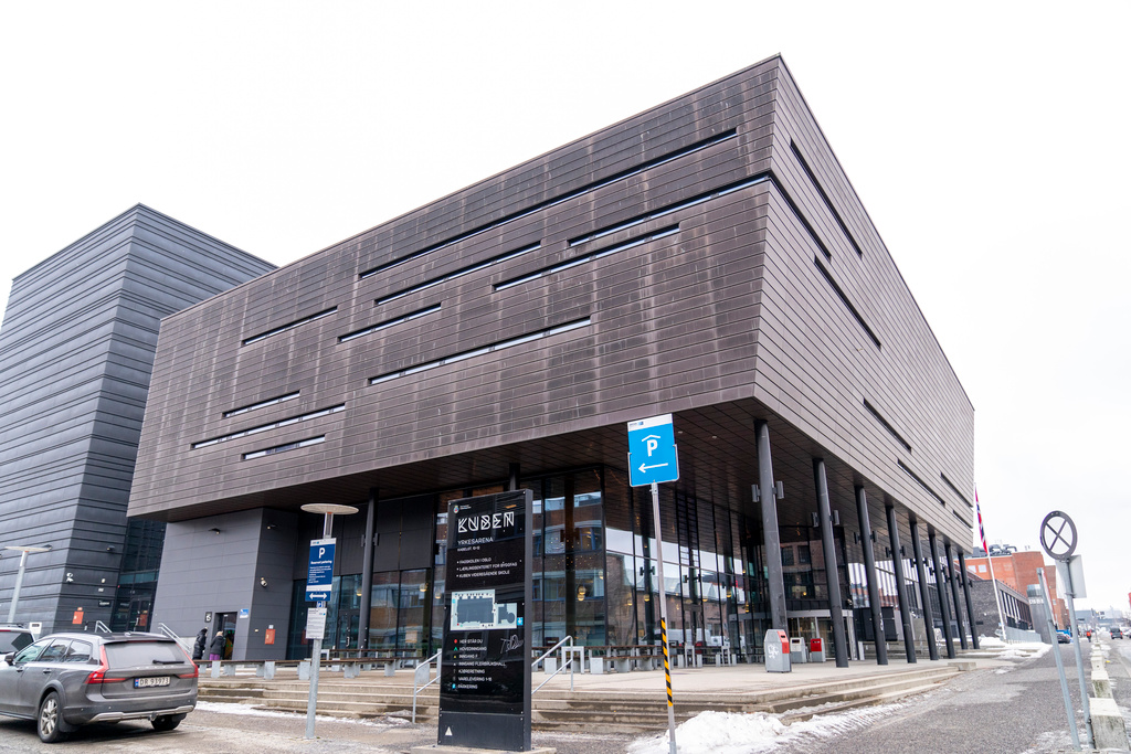 Uppgifter: Skottlossning vid gymnasieskola i Oslo