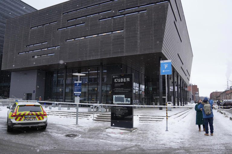 3–4 skudd avfyrt ved videregående skole i Oslo – leter etter én person