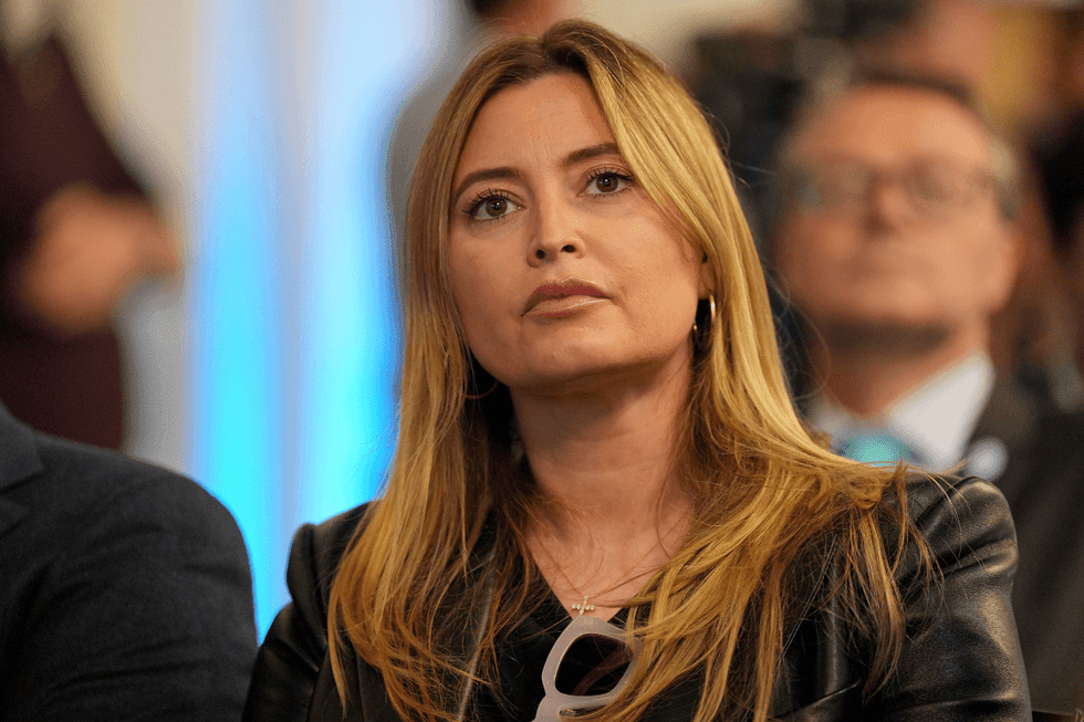 Holly Valance fumes 'Wake up' as trans-critical song removed by Apple ...