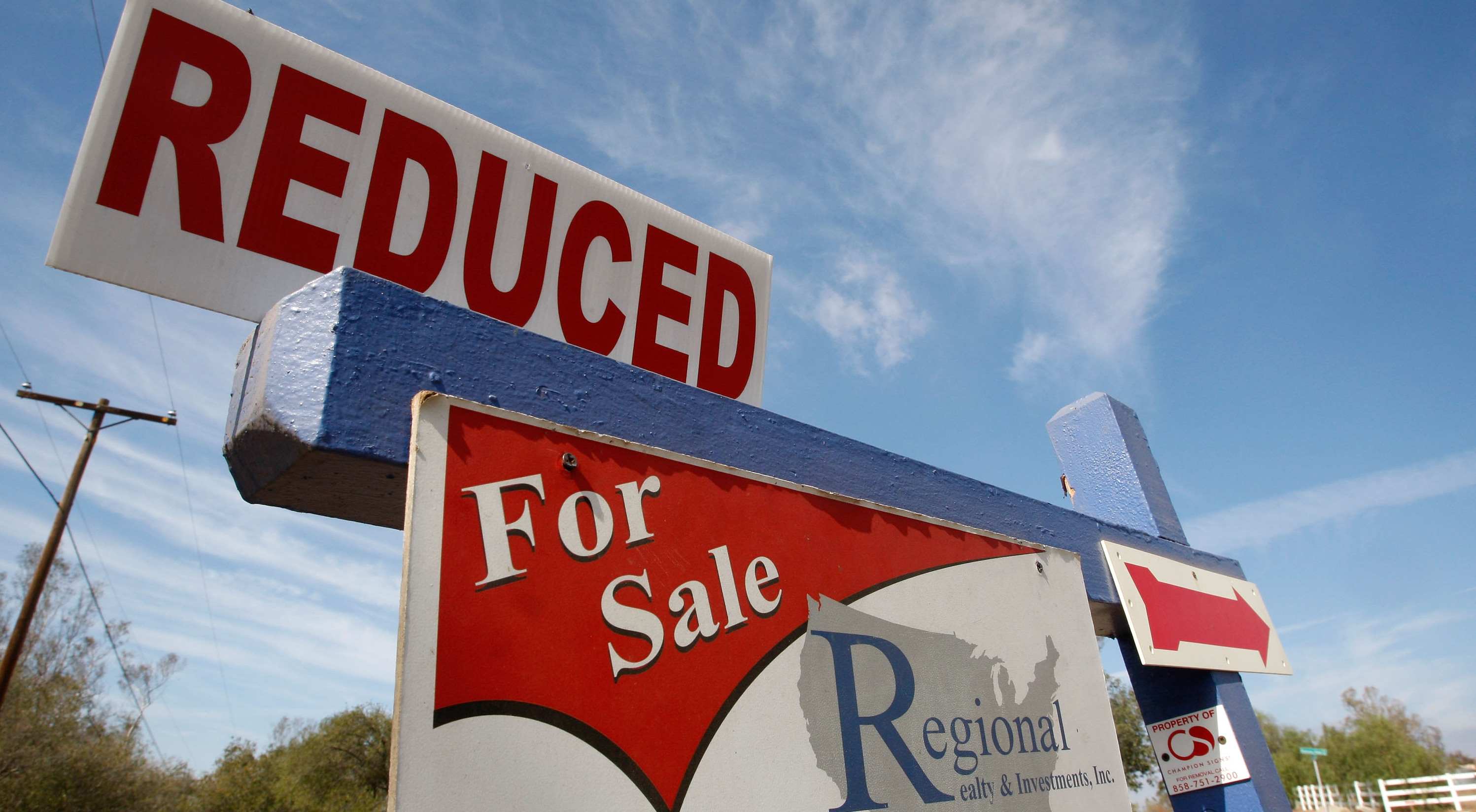 US homeowners are now slashing prices by an average $25K to lock down a ...