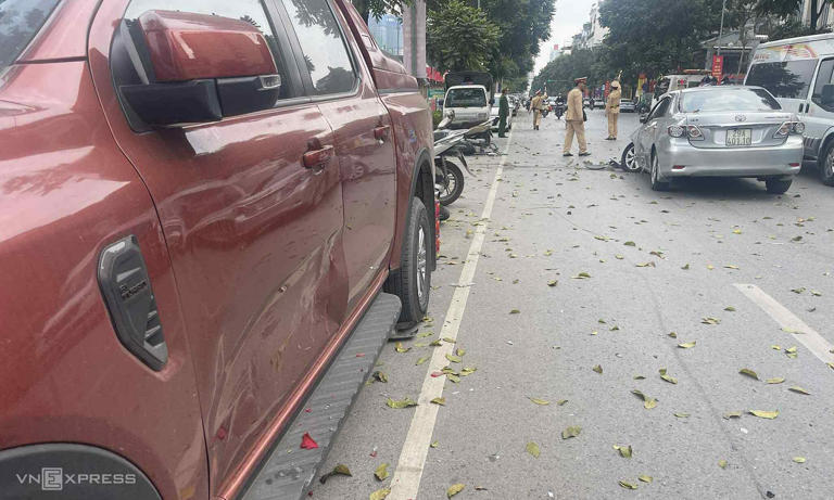 Ôtô gây tai nạn liên hoàn trên phố Hà Nội