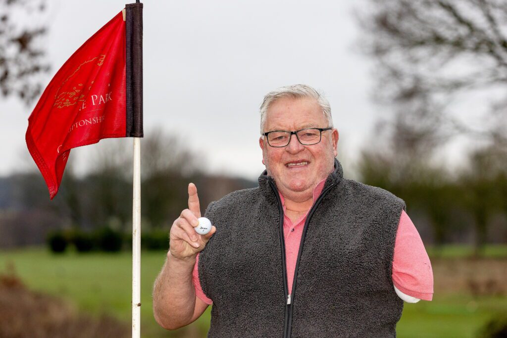 One-armed golfer sinks 100,000-1 hole-in-one against the odds