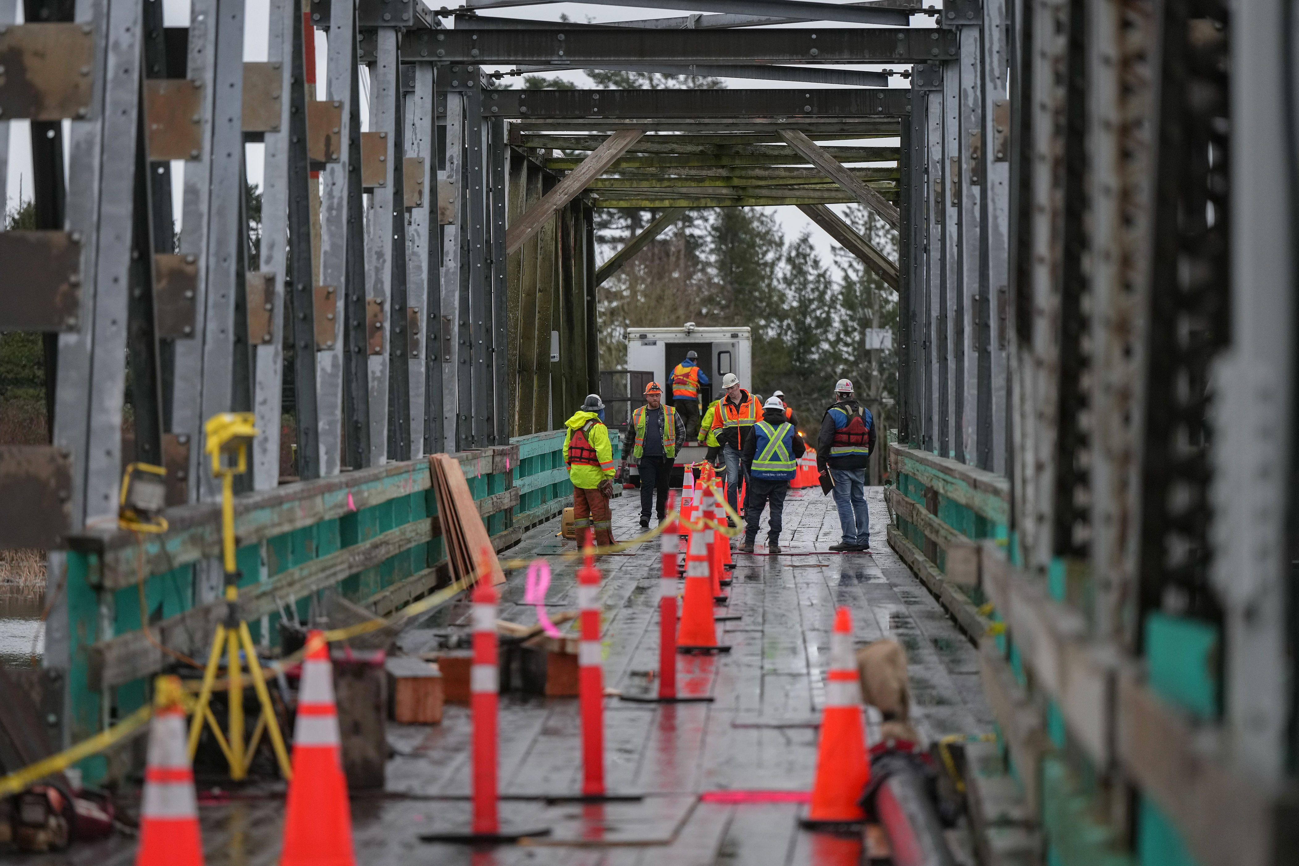 Wagon-dragging islanders face life without bridge