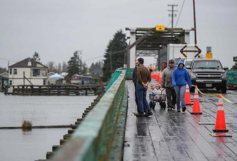Wagon-dragging BC islanders face weeks without vehicle bridge, knocked ...