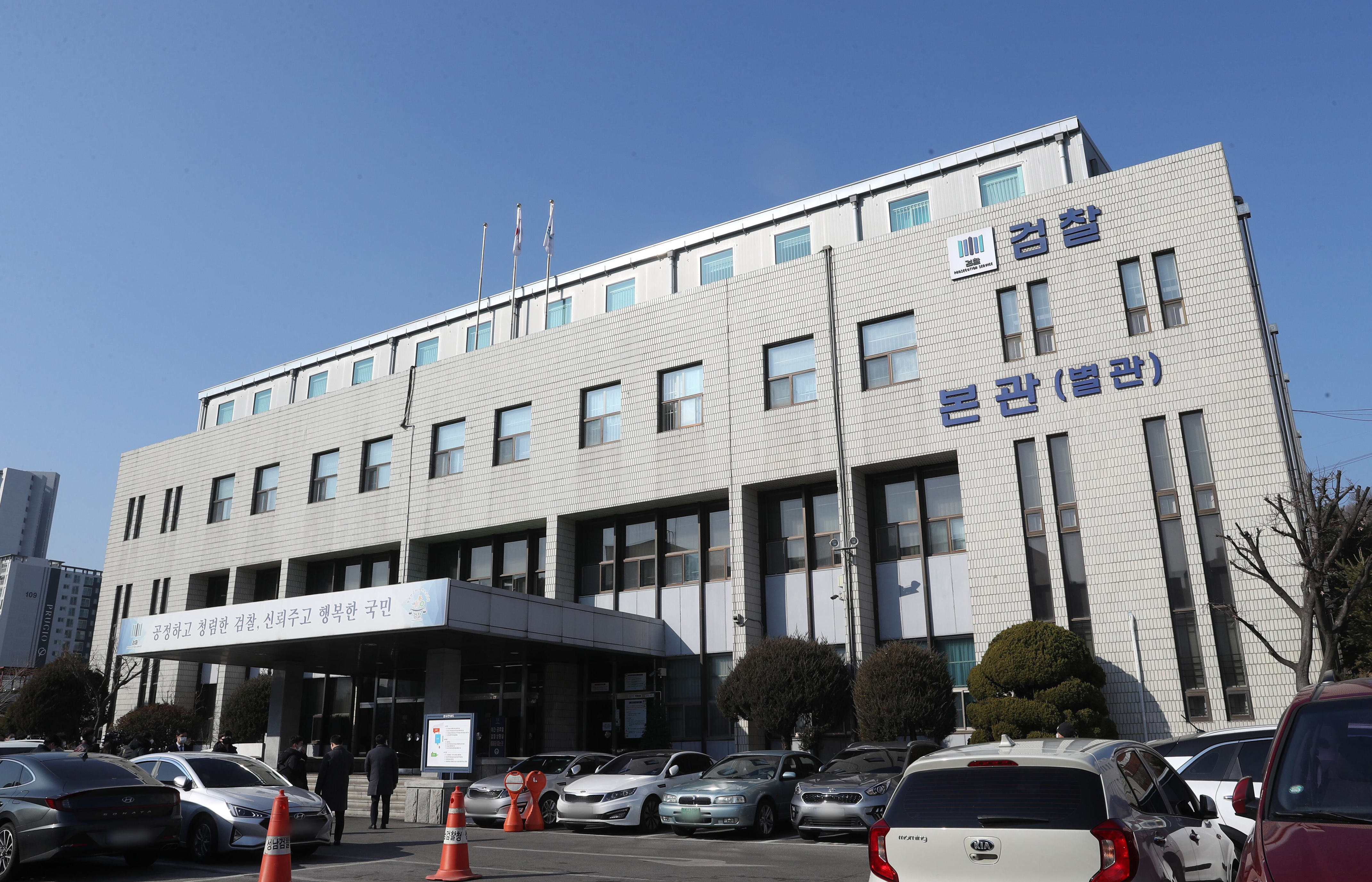 Teen indicted for repeated bomb threats at KT, stations