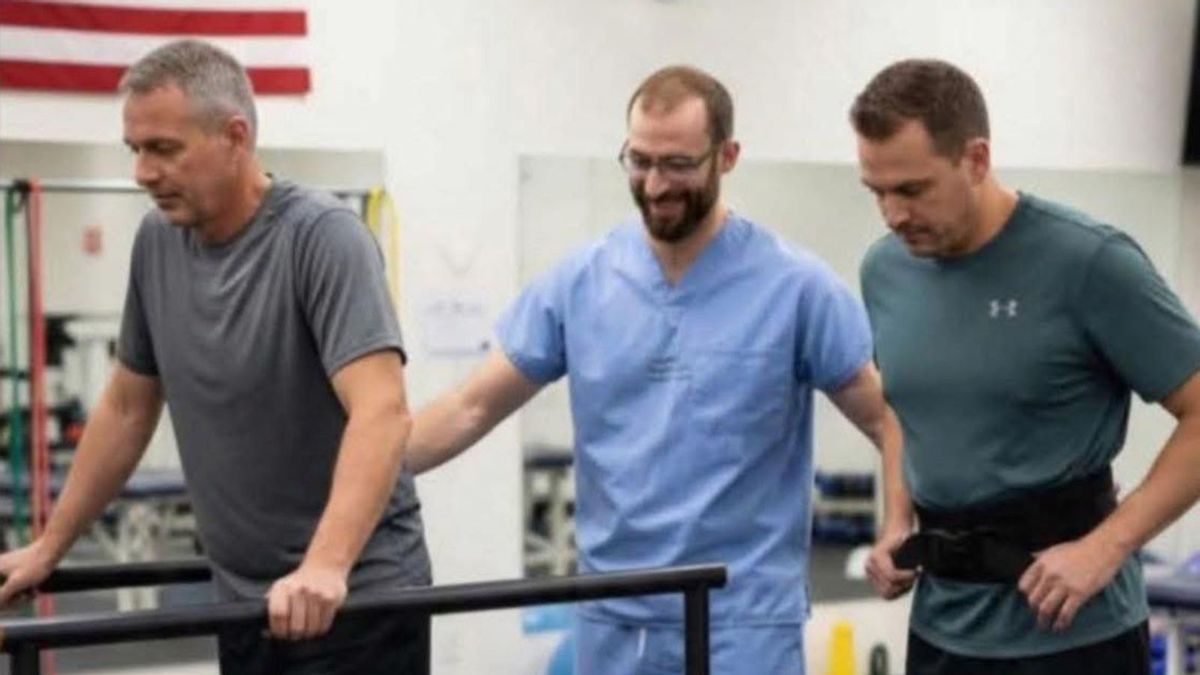 Posts claim this image shows Alex Pretti helping 2 disabled veterans ...
