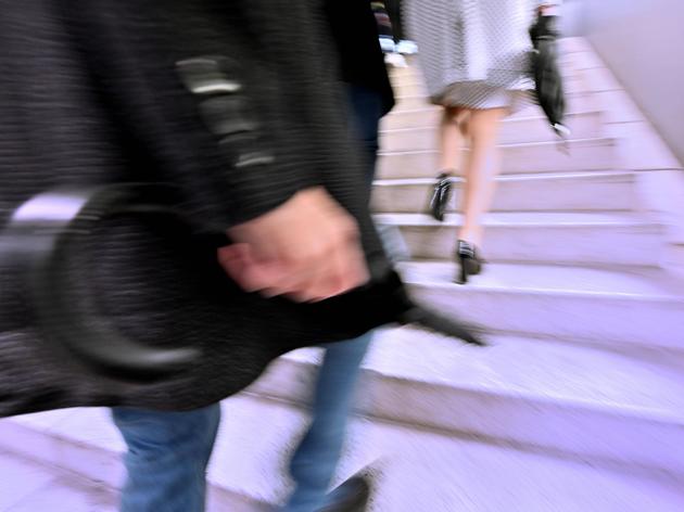Frau Tritt Mann Zwischen Die Beine