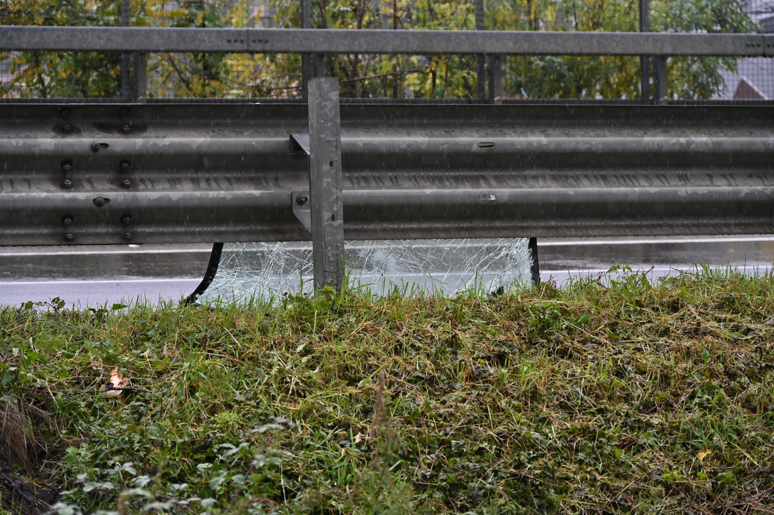Auto contro guardrail sulla variante di Pescara, grave una ragazza