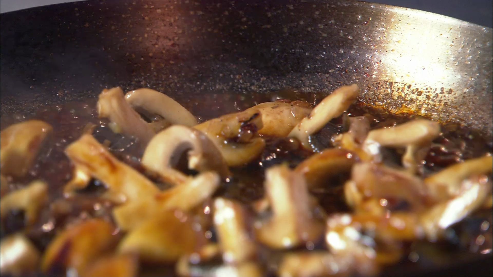 Pilze richtig anbraten: So bleiben sie knackig, goldbraun und aromatisch