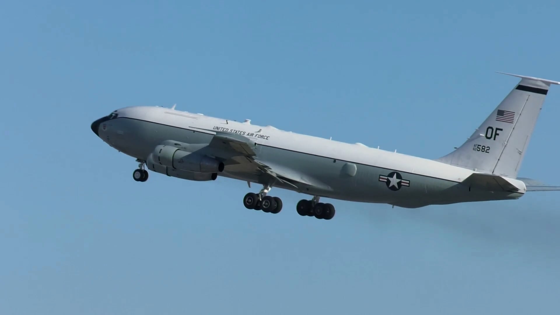 US nuclear detection plane arrives in UK as Trump threatens Iran