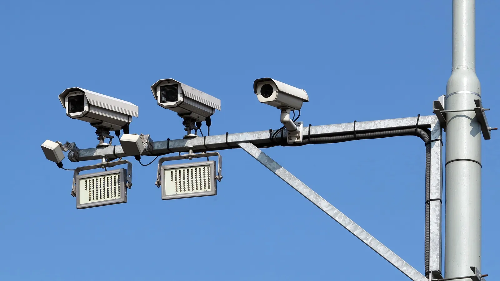 AI traffic cameras expand red-light enforcement in US cities