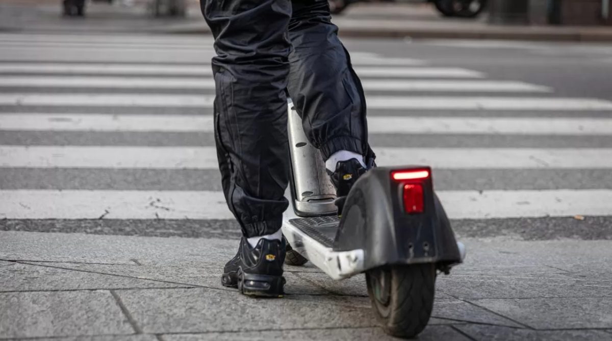 Monopattini a 100 km/h: la folle moda che sta allarmando l’Italia